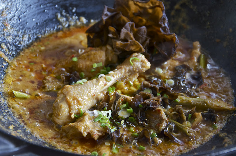 Indonesian Medan Food: Cipera (Chiken with Maize Flour)