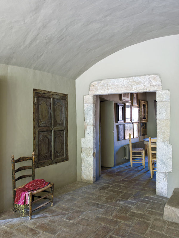 Fascinating farmhouse restoration with beautiful details in Spain