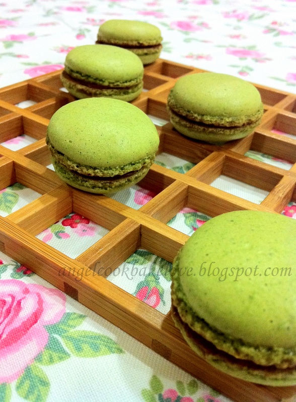 Cook.Bake.Love: My Maiden Macaron Attempt ~ Matcha Macaron 抹茶马卡龙