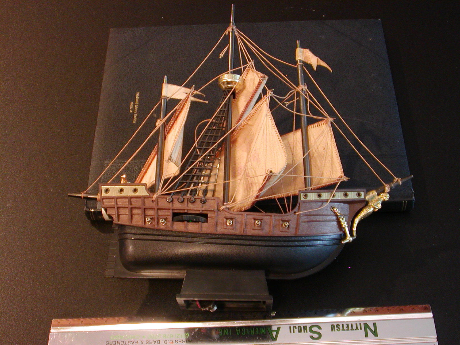 Robert's Old Ships: A Proper Santa Maria Model... As A Radio?