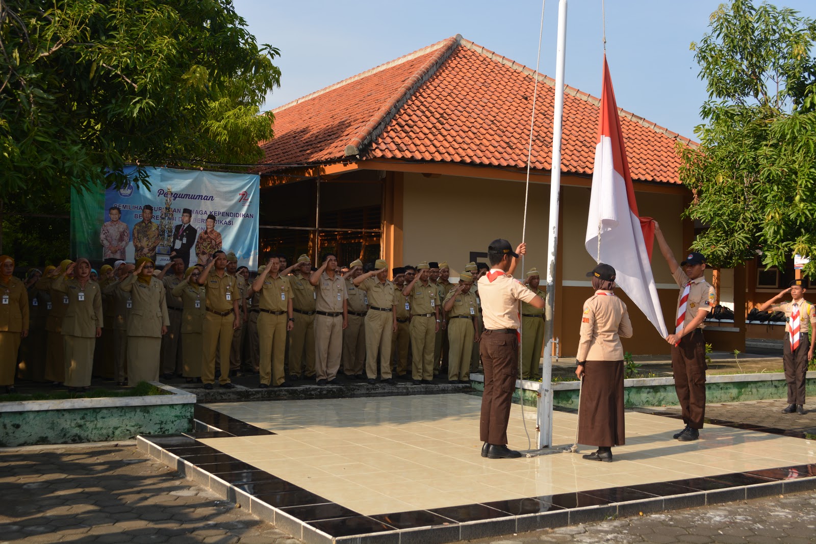 Anggota Pramuka Menjadi Petugas Upacara Hari Pahlawan - SMK Negeri 2 ...