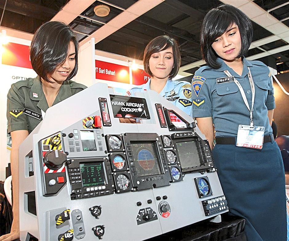 Infoglobal Serahkan Alutsista Pesawat Tempur Hawk 200 Ke Kementerian ...