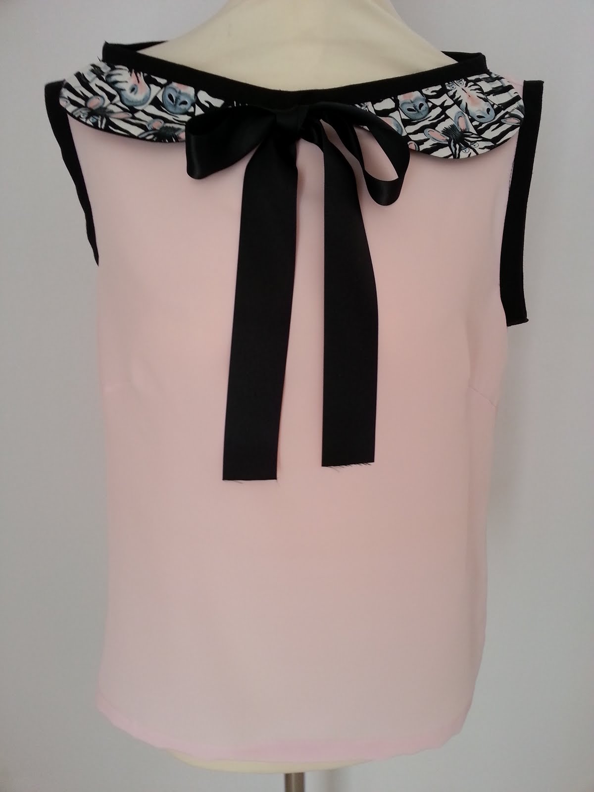 .: Blusa rosa y falda de flores