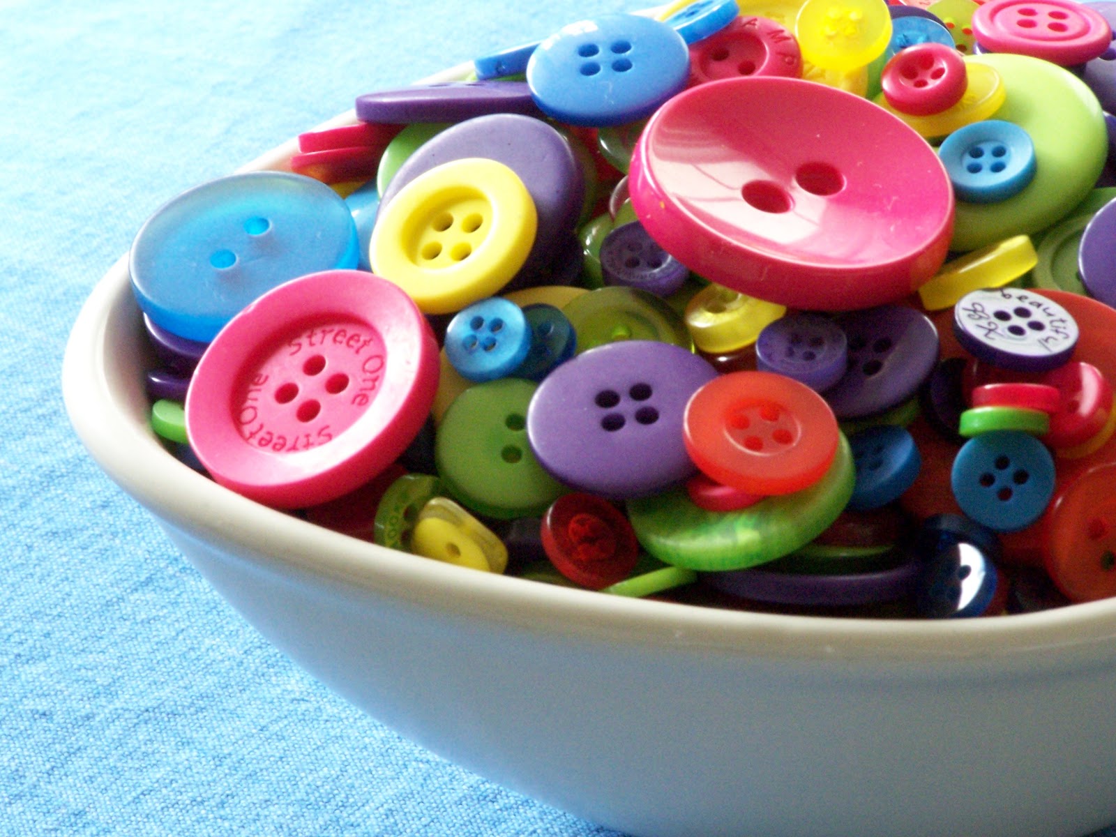 Delorme Designs: BUTTONS, BUTTONS EVERYWHERE!!