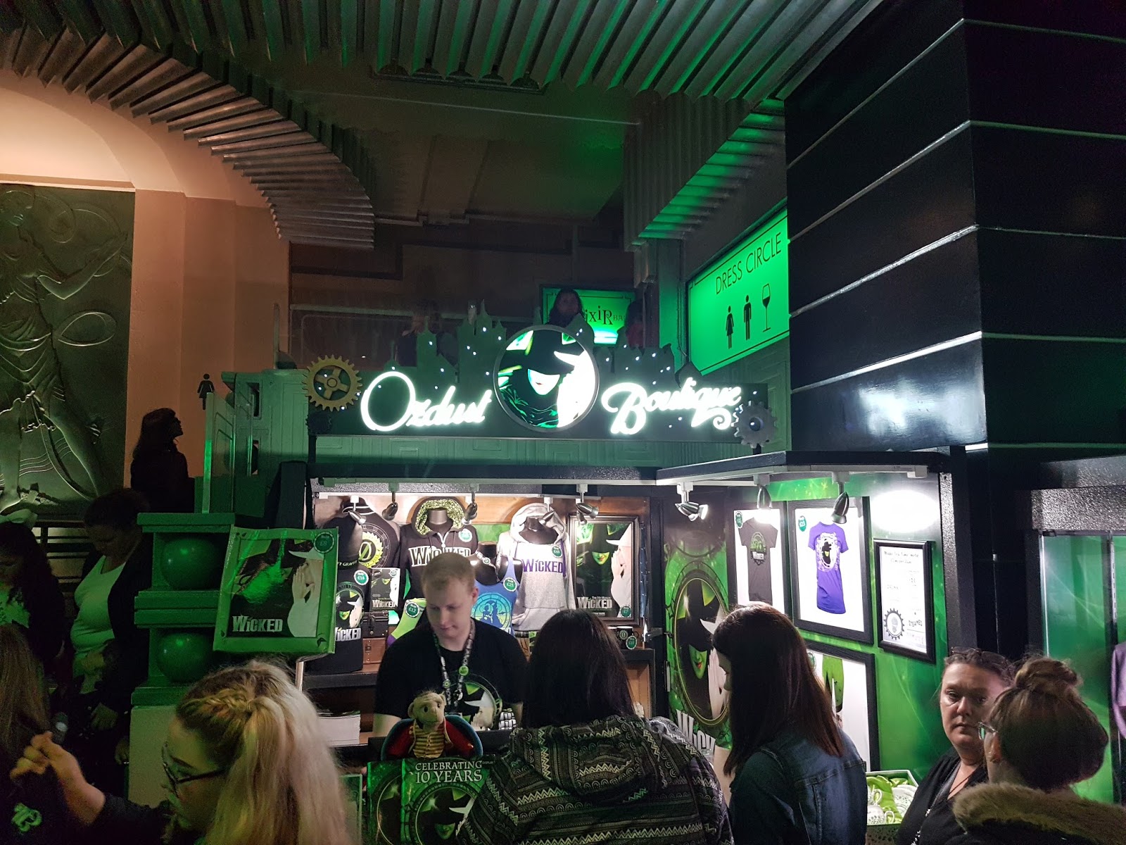 Playdays and Runways: Theatre Review - Wicked at The Apollo Victoria ...