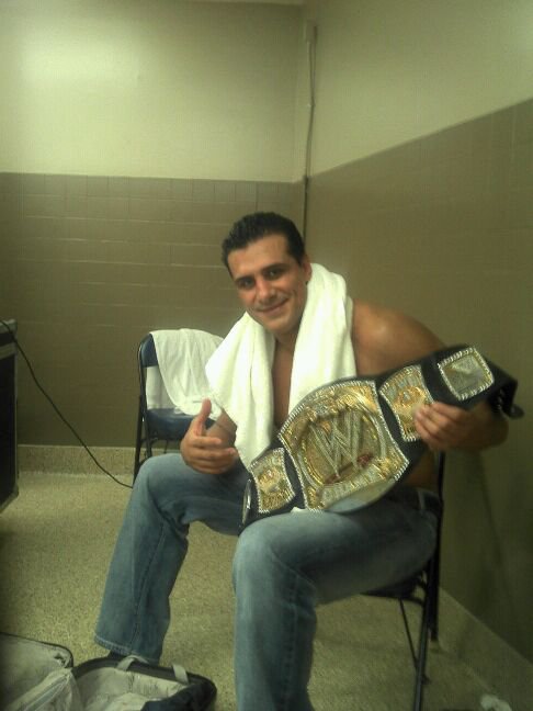 Todo sobre WWE y TNA: Imagen: Alberto del Rio presume su campeonato