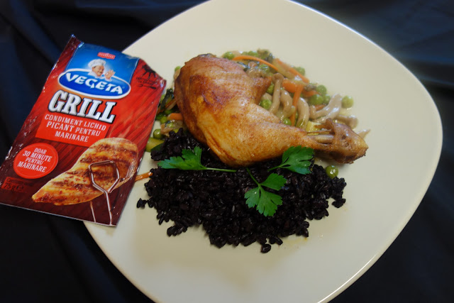 Pulpe de pui cu legume sotate si orez negru