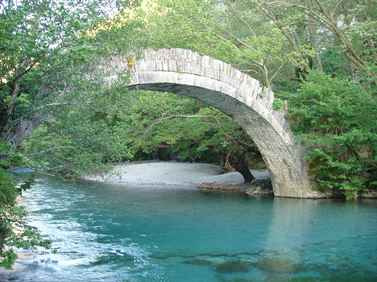 ΠΕΡΙΠΑΤΗΤΕΣ ΤΟΥ ΤΟΠΟΥ: ΠΕΤΡΙΝΟ ΓΕΦΥΡΙ ΚΛΕΙΔΩΝΙΑΣ
