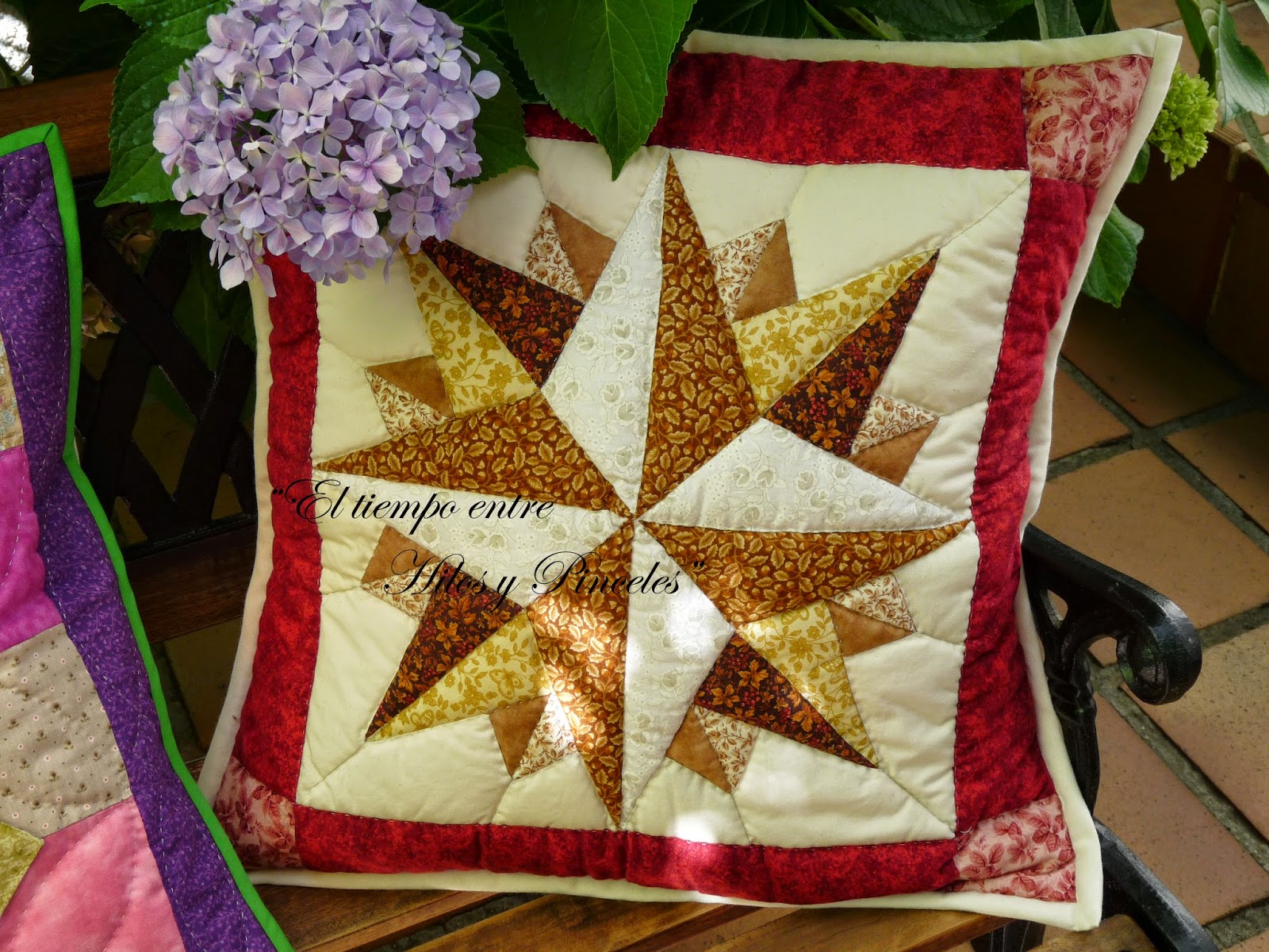 EL TIEMPO ENTRE HILOS Y PINCELES: COJINES DE PATCHWORK.