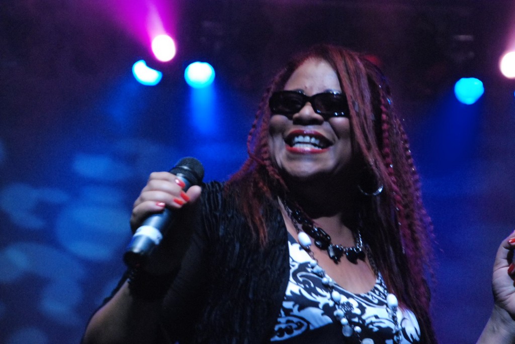 Intersticio: DESDE EL ALMA: LA VOZ Y EL ARTE DE DEBORAH DIXON