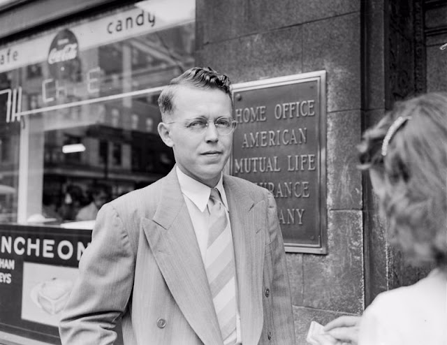 11 Rare Found Photos Capture A Young Beautiful Reporter of The Des ...