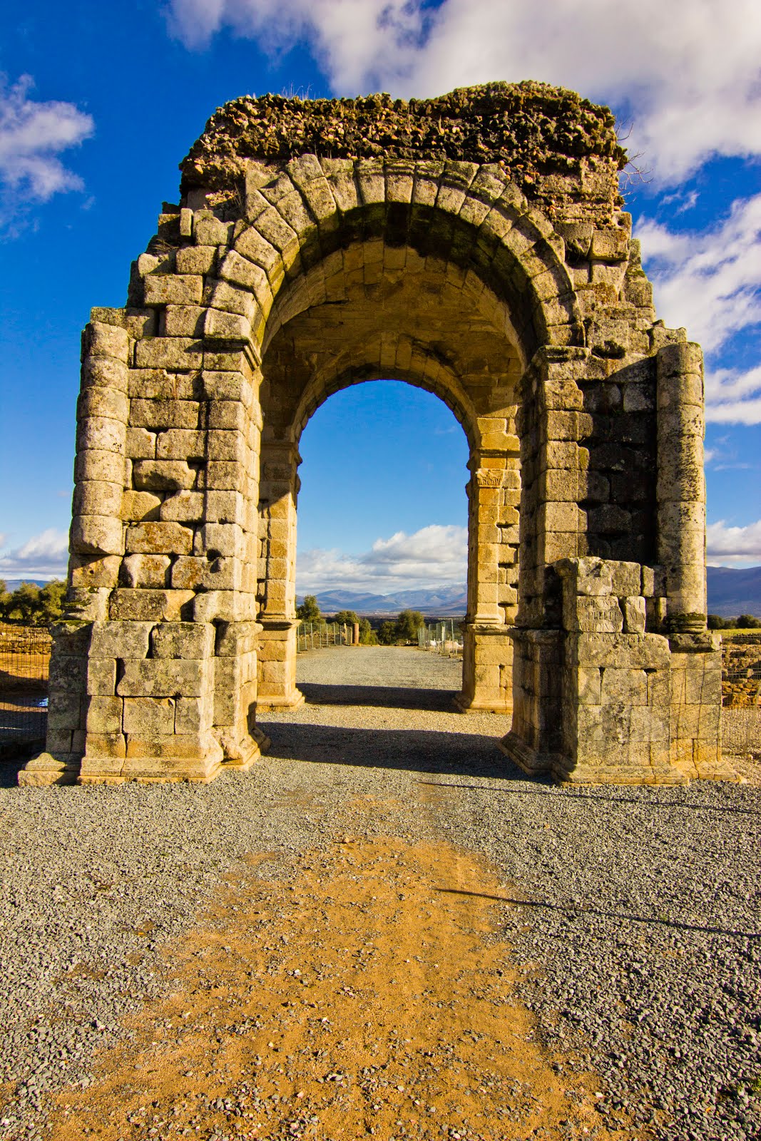 Visitar las Ruinas de la Ciudad romana de Cáparra en el norte de ...