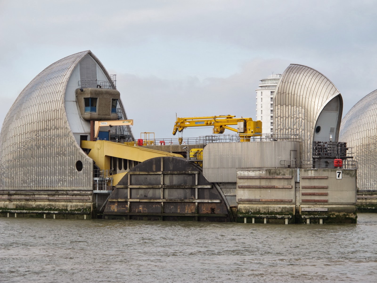 ARCHIVE.: Thames barrier - 'high wall defence' from WWZ