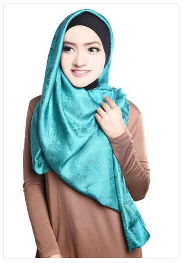 Contoh Model Hijab Modern Satin Segi Empat Motif Floral