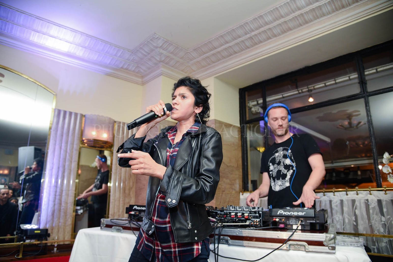 Retour en images - Soom T, chante lors de la Soirée de remise du prix ...