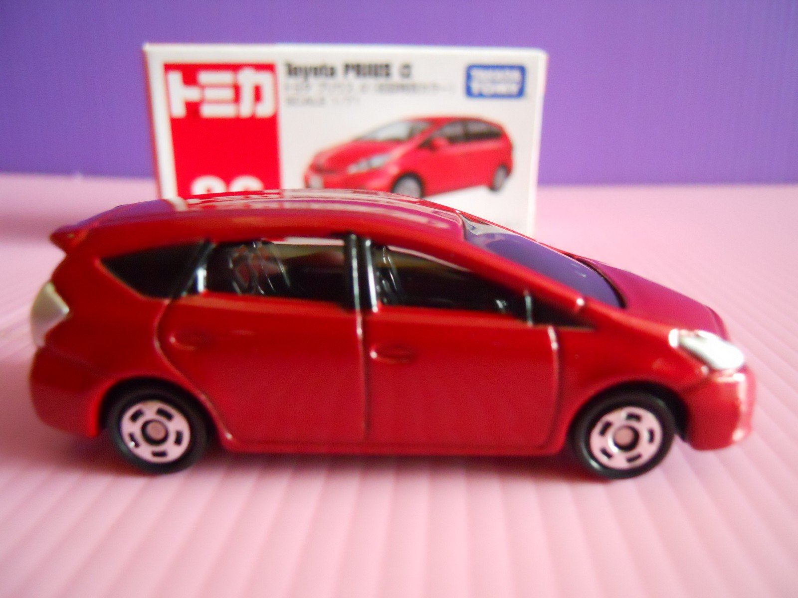Dexters Diecasts (DexDC): Tomica #86 ~ Toyota Prius alpha (red)