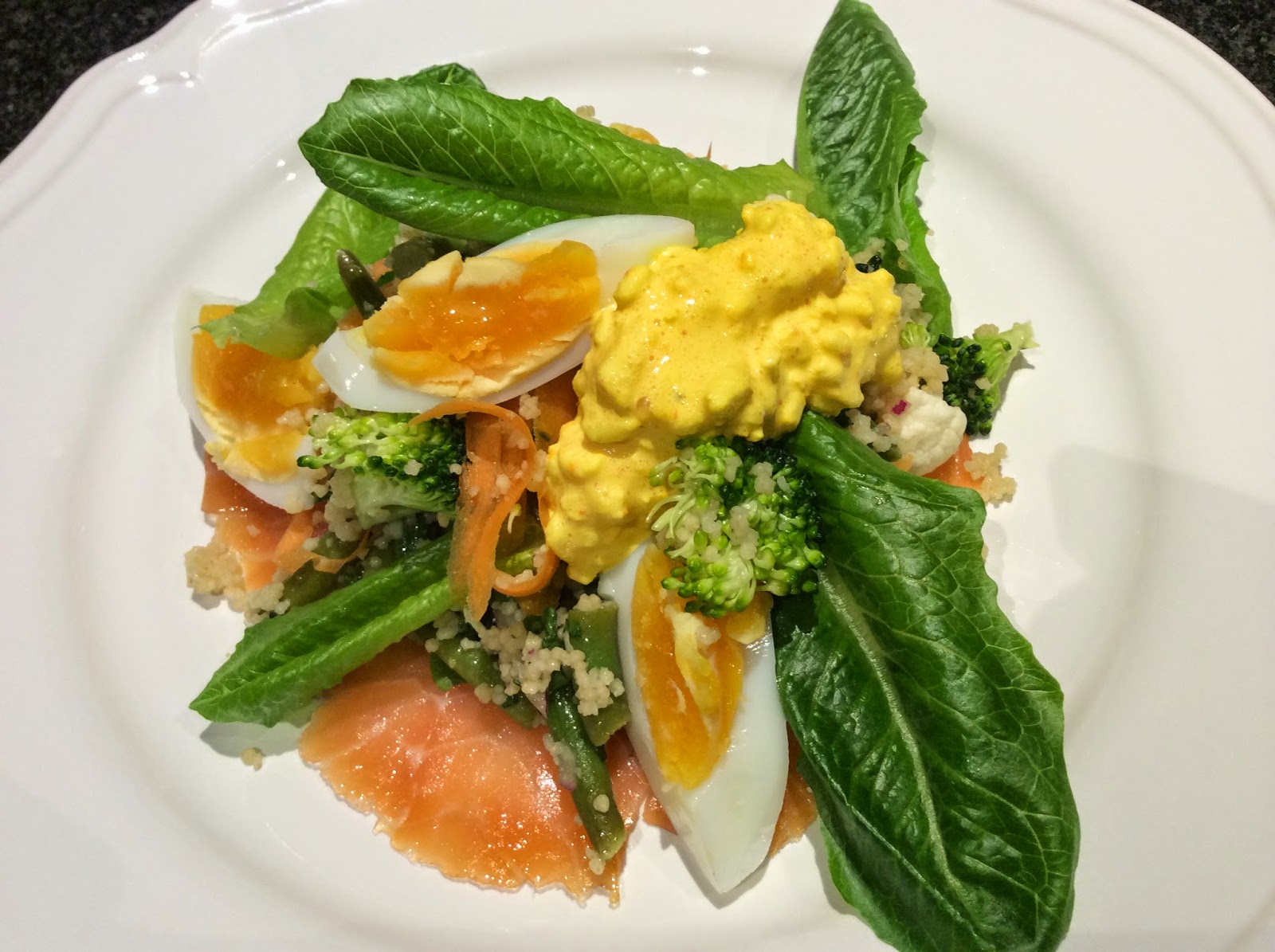 Dalaliv: Saras Smaker: Matig sallad med kallrökt lax och saffranskeso