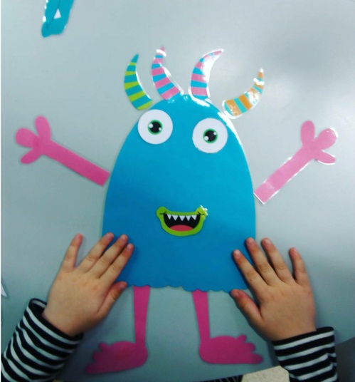 Ensenyant a volar: Learning the body parts with monsters