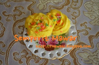 Wind of Change: BISKUT SEMPERIT MAWAR KUNING