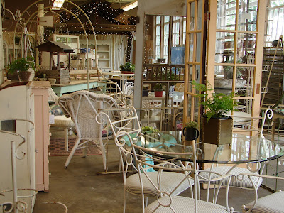 Monticello Antique Marketplace: Stroll through the garden...