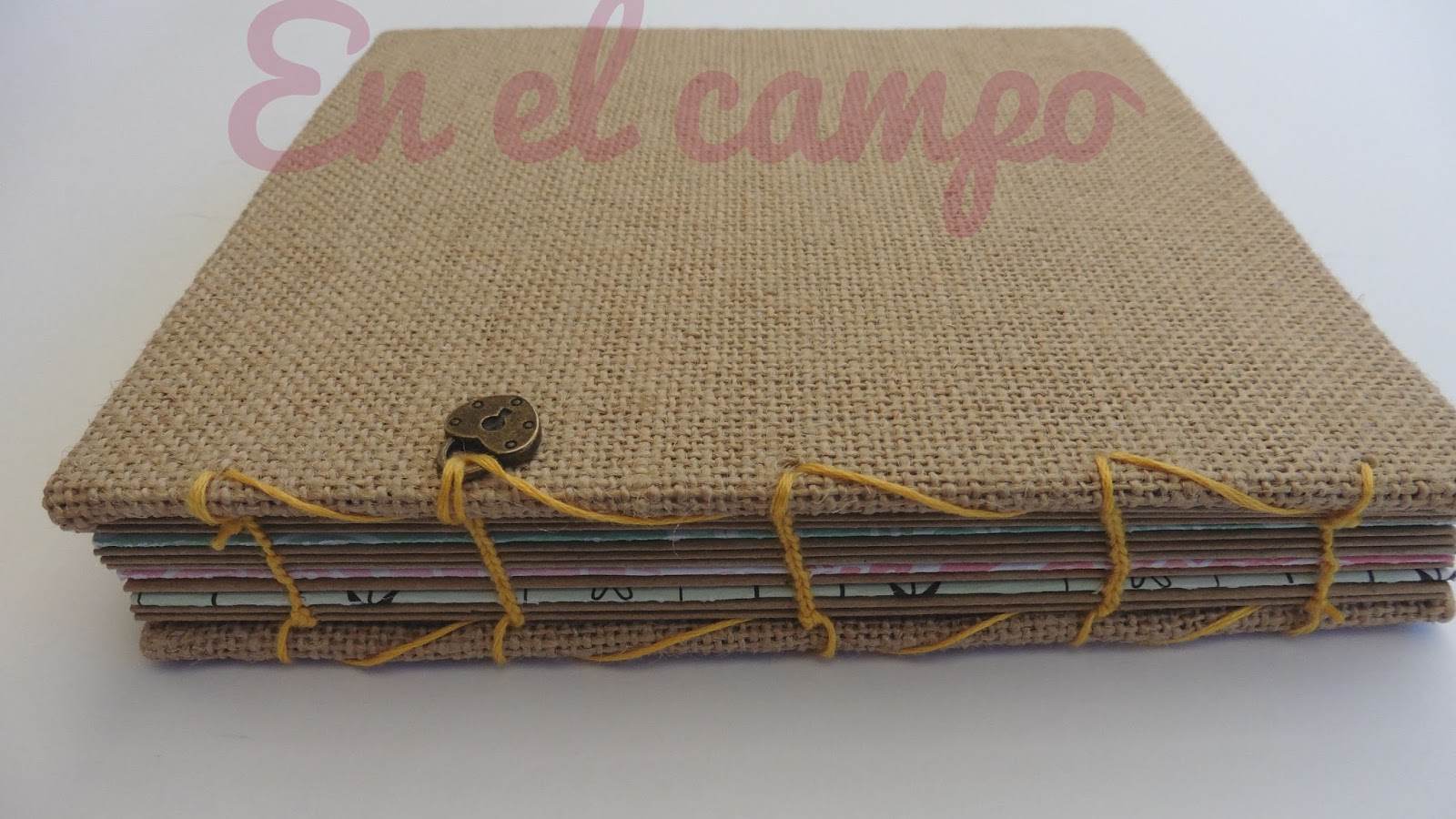 En el campo: Mini álbum con tela de arpillera