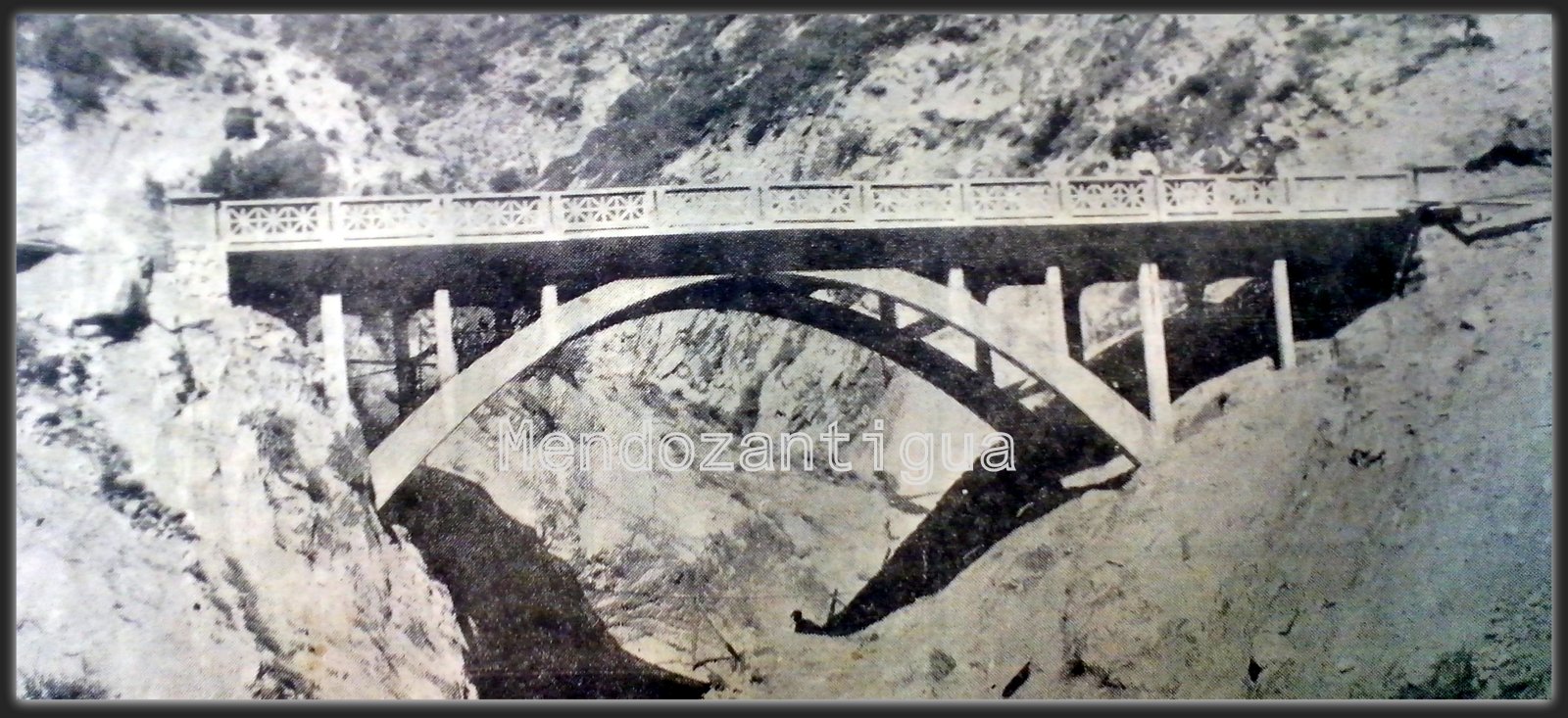 Puente sobre el Río Mendoza, camino a Cacheuta de 45 metros de longitud ...