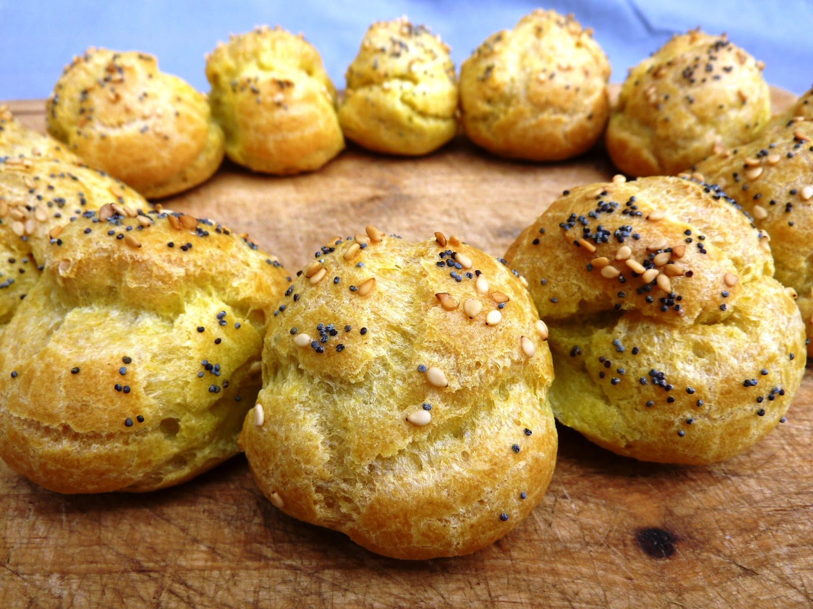Petits choux salés, crème au maquereau et légumes racines