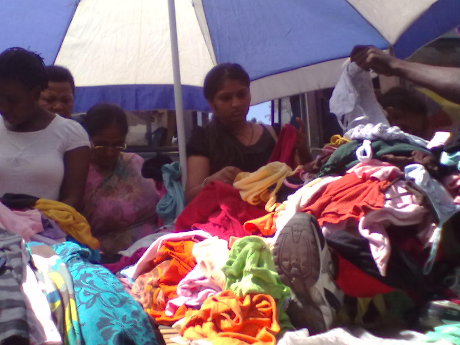 BIASHARA YA NGUO ZA MITUMBA PALE MWENGE - Mtangazaji