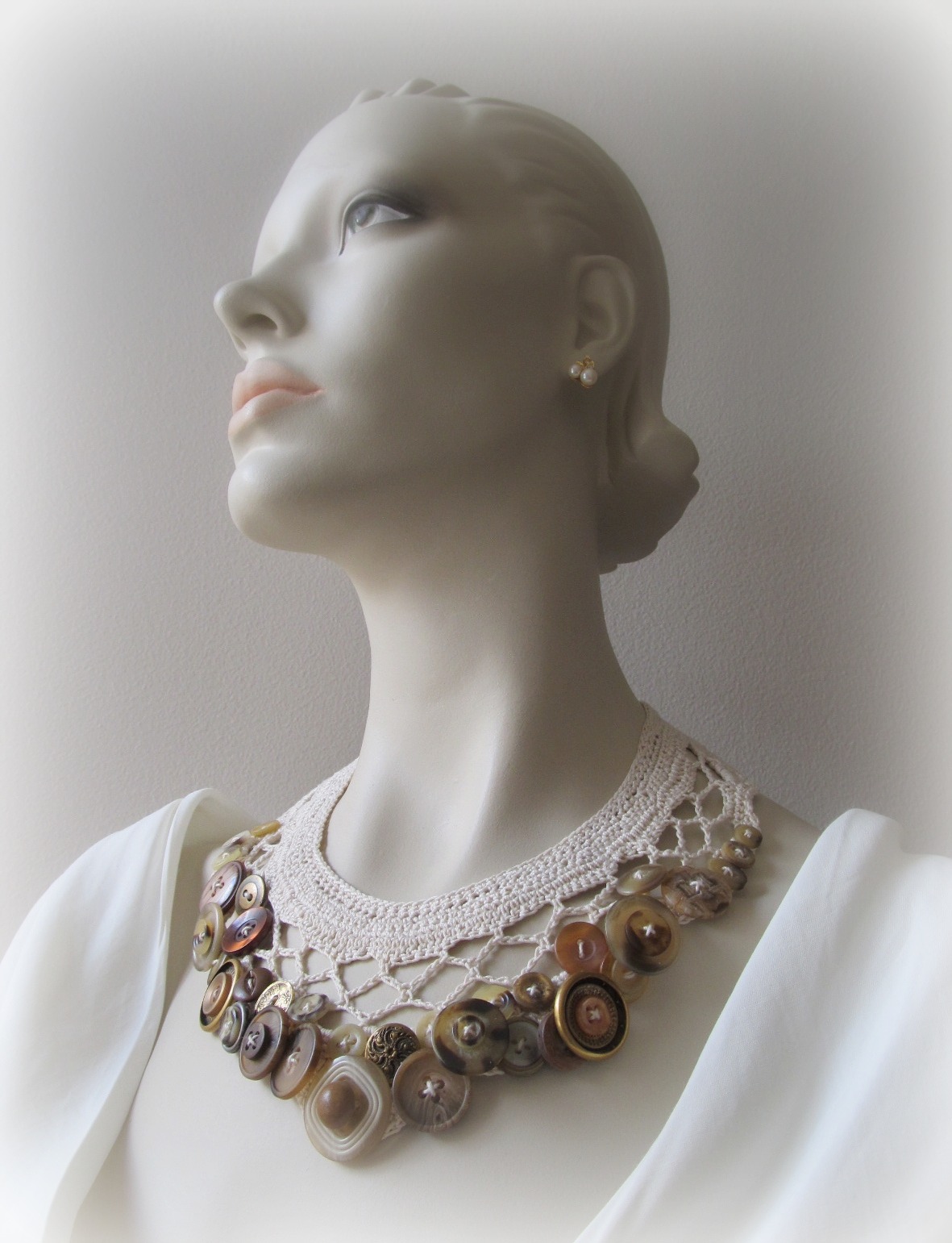 cookiecrumbs: handmade vintage button necklaces by ione