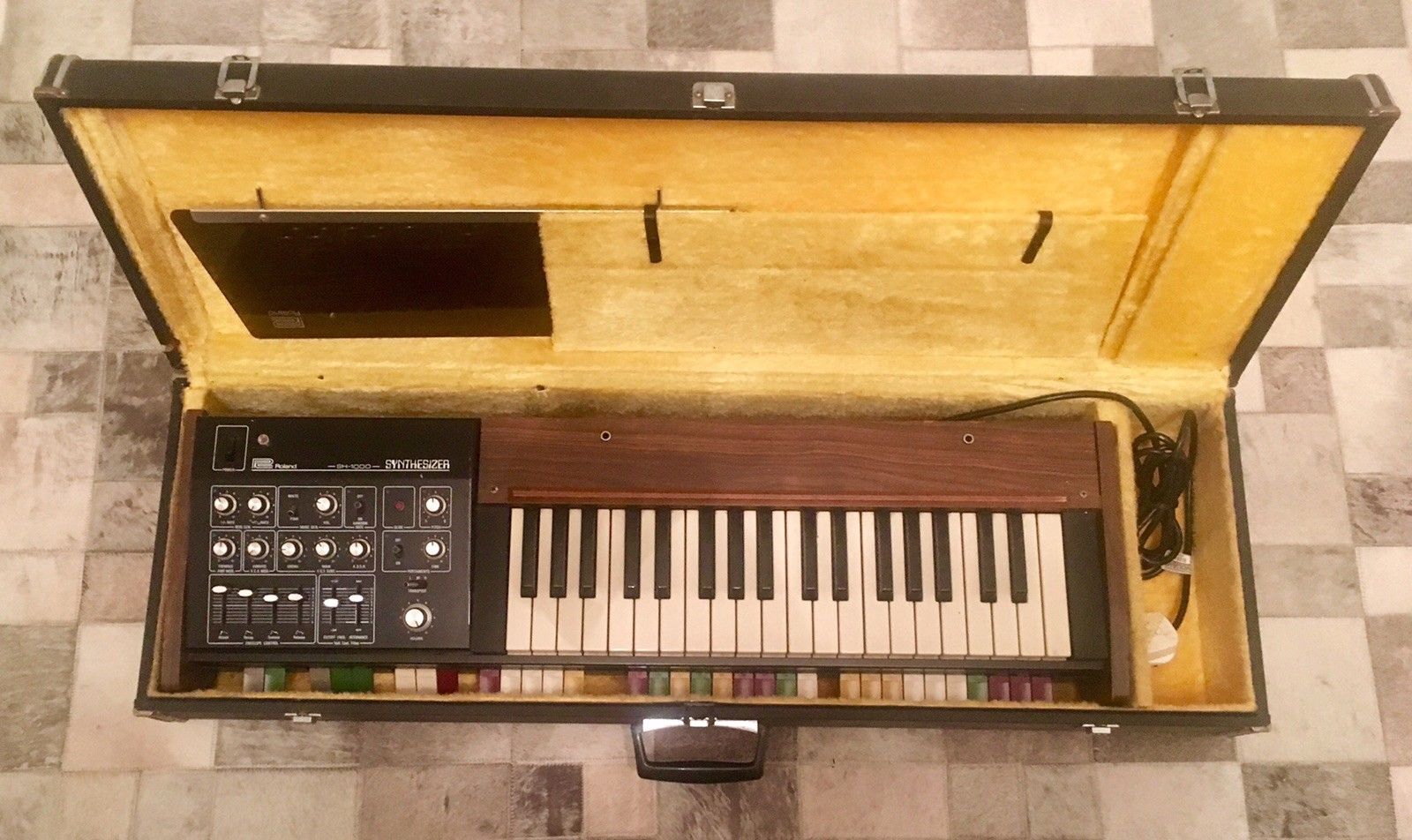 MATRIXSYNTH: Roland SH 1000 Synth in orignal case