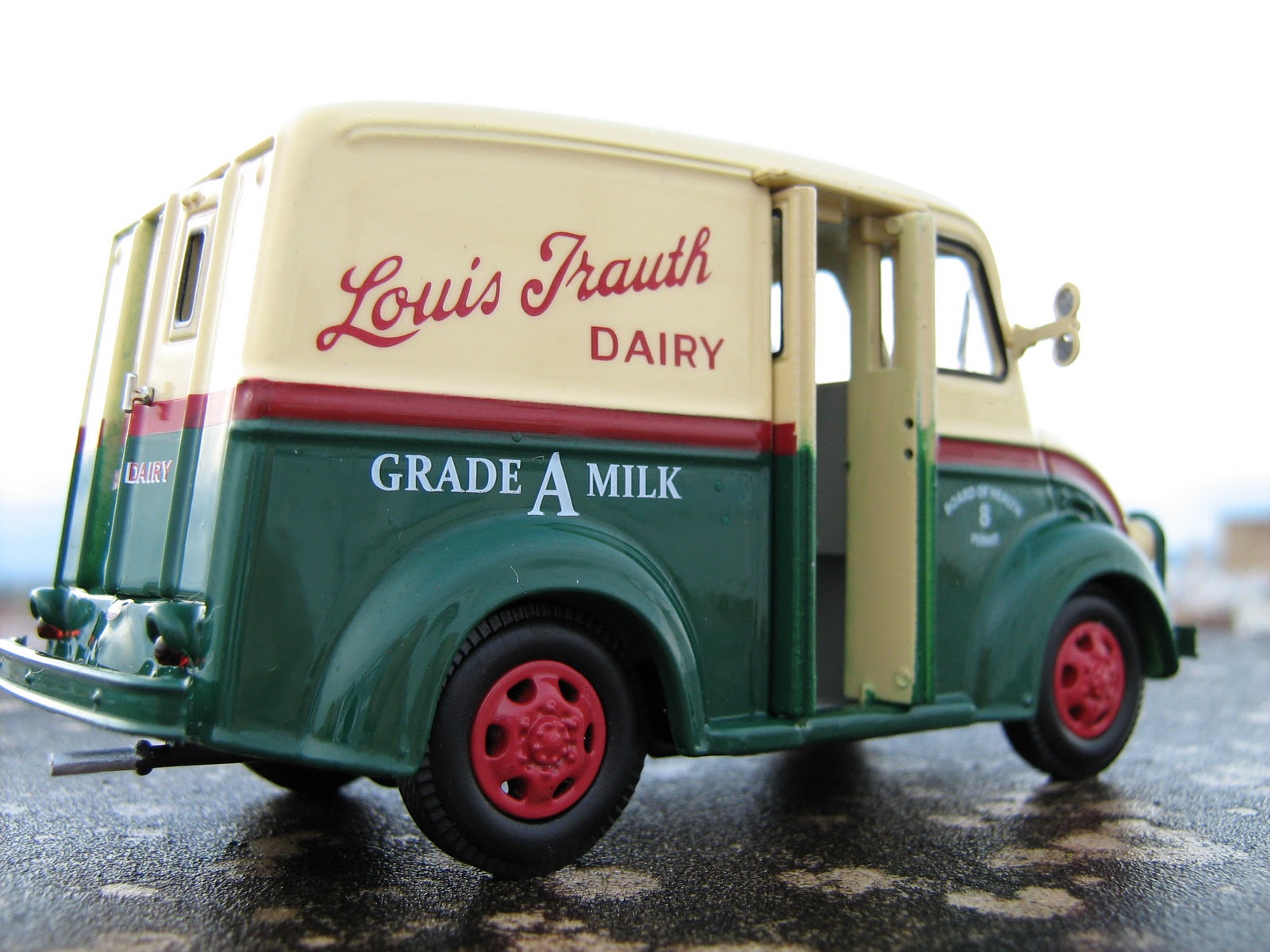 El Garaje Algabeño: DIVCO "Louis Trauth Dairy" de American Models Heritage