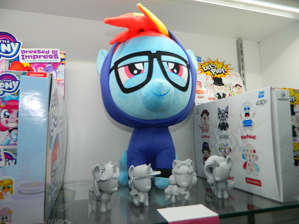 Equestria Daily - MLP Stuff!: New "Dressed to Impress" pony Figures ...