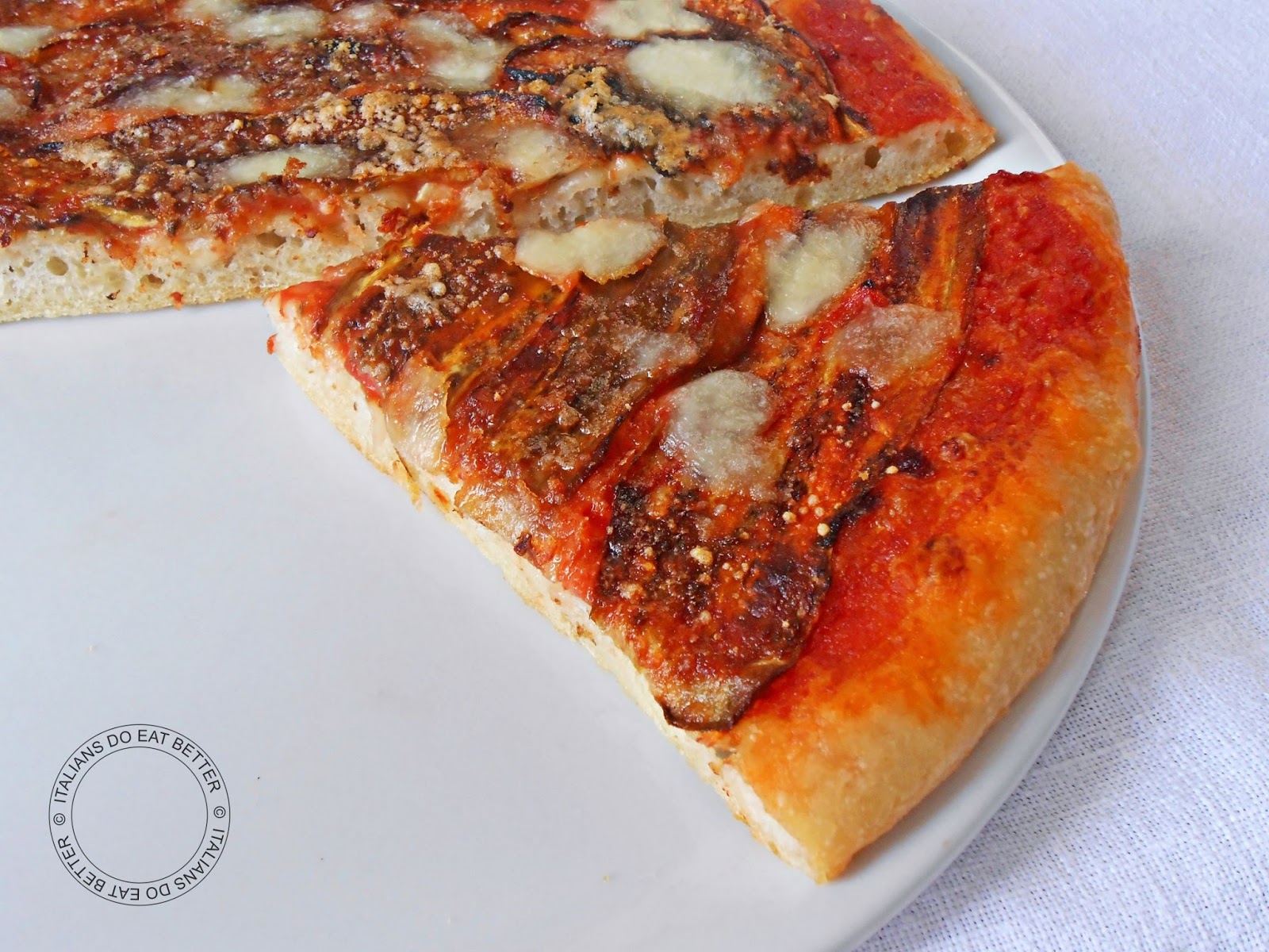 PIZZA DI MELANZANE ALLA PARMIGIANA - ITALIANS DO EAT BETTER