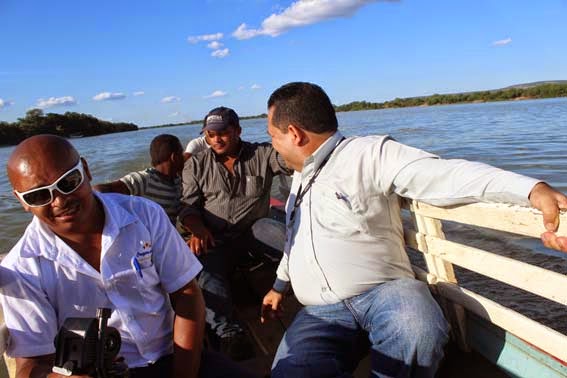 ASCOM-FUNAI (comunicação): ÍNDIOS ATIKUM NA BAHIA RECEBEM BARCO