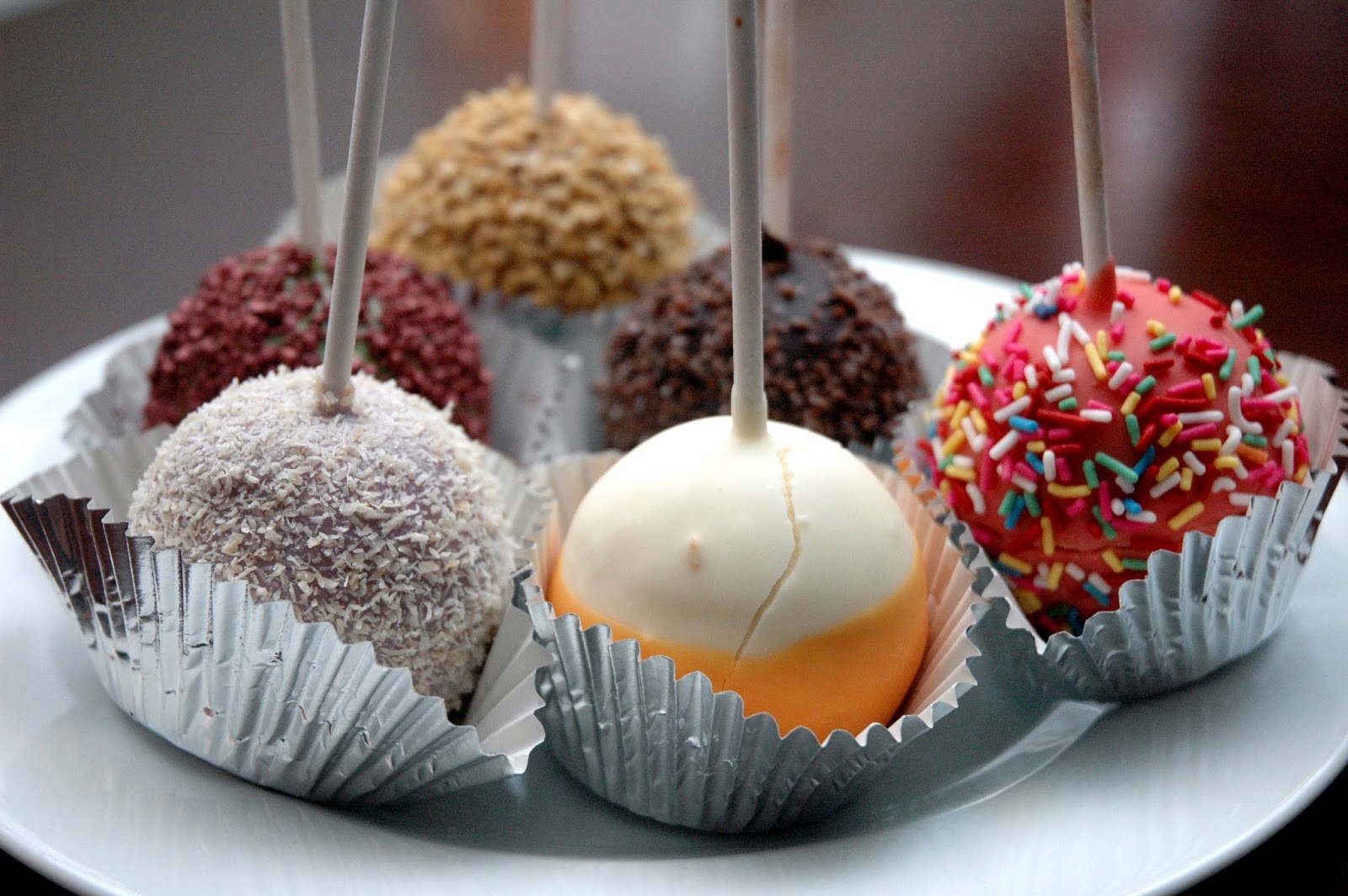 DUDE FOR FOOD: Quick Bites: Cake Pops at Cafe Macaron