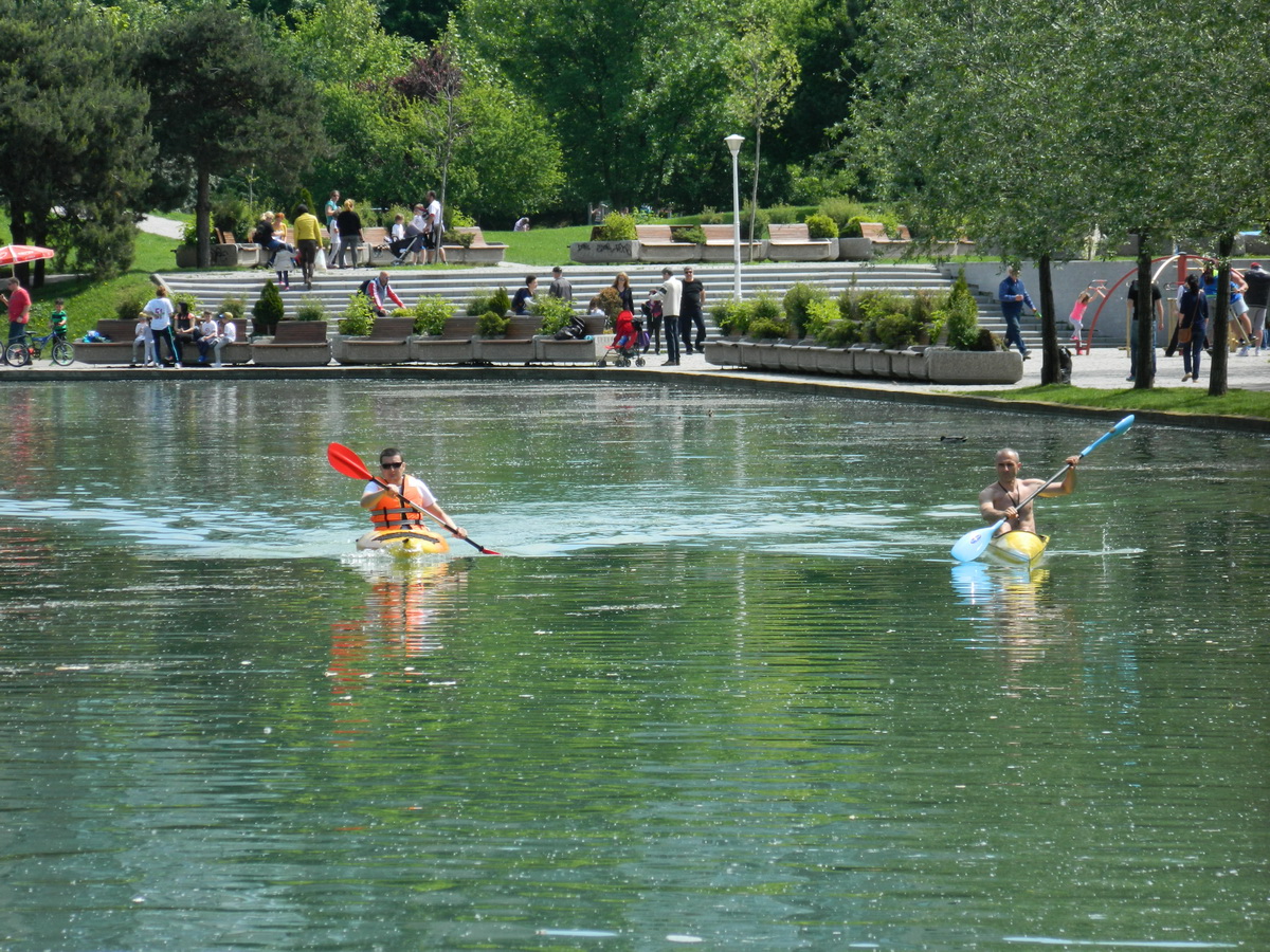LA MULTI ANI, ROMANIA!: Caiace in parcul IOR