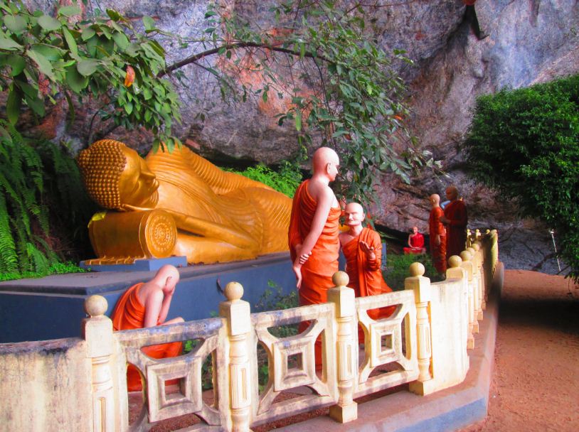 Budget Travelling: Ambulgama Temple - Sri Lanka
