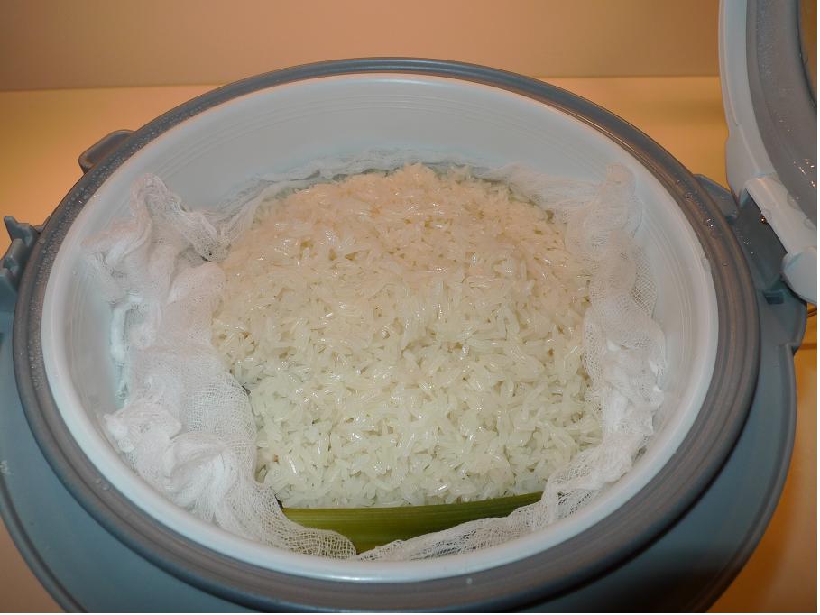 Amporn's Thai Kitchen: Thai Sweet Blue Sticky Rice with Mango