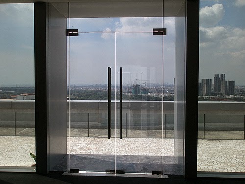 PENYEDIA PEMASANGAN PINTU FITTING FRAMELESS TEMPERED DI YOGYAKARTA