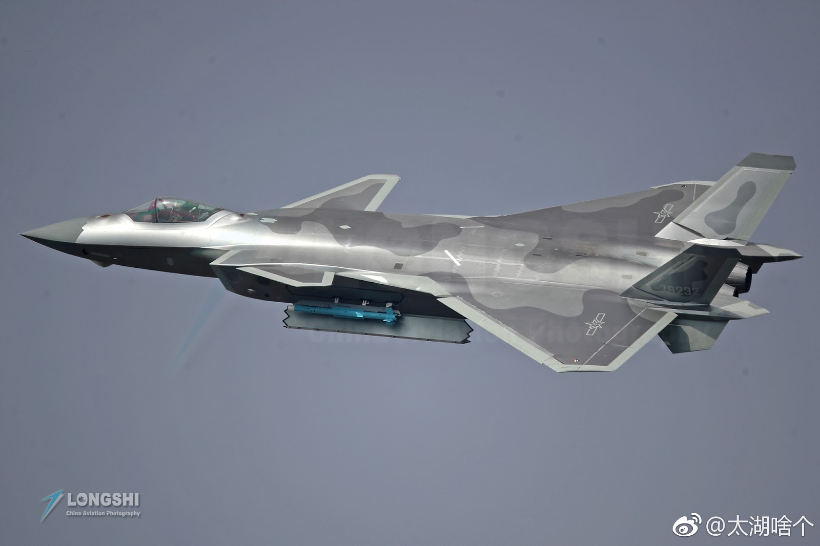 AAG_th บันทึกประจำวัน: ภาพเปิดเผยเครื่องบินขับไล่ J-20 จีนแสดงอาวุธภายในลำตัวและเติมเชื้อเพลิง ...