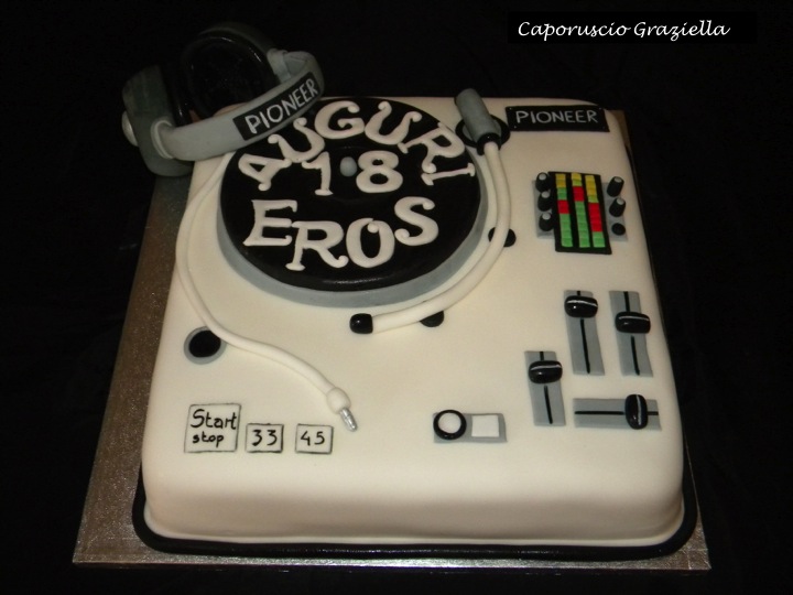 Dolci opere: torta console DJ