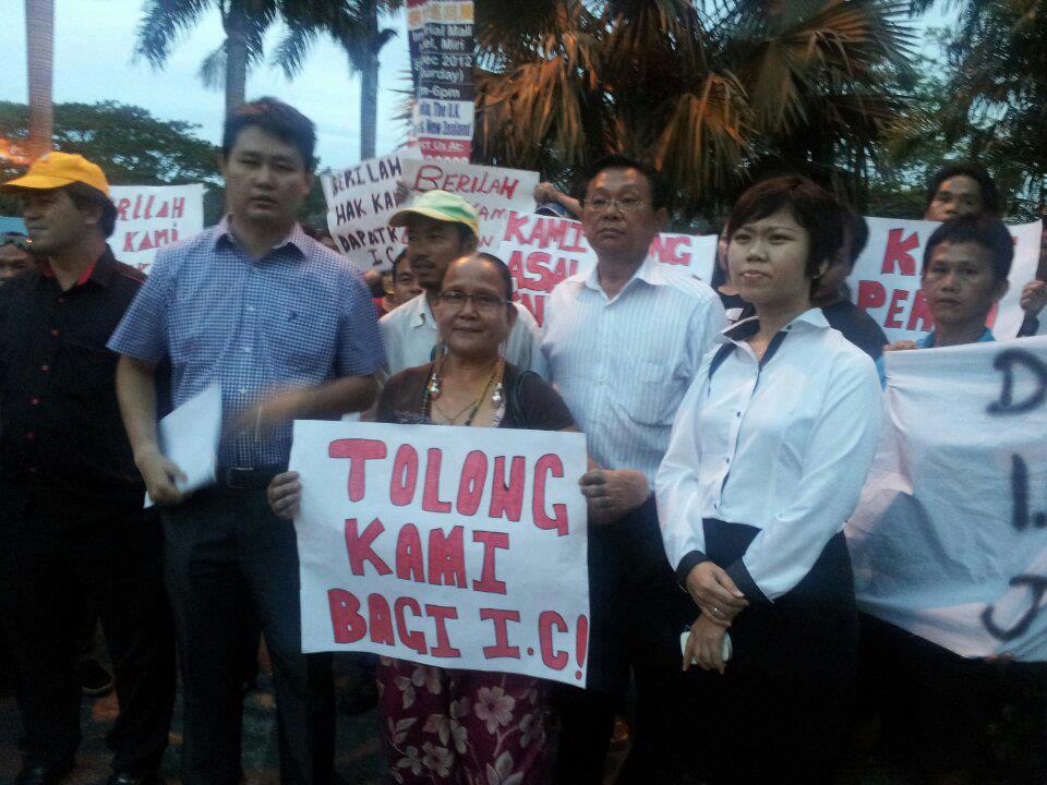 A Malaysian Living Abroad: "Kami Rakyat Malaysia, Kami mahu IC Biru"