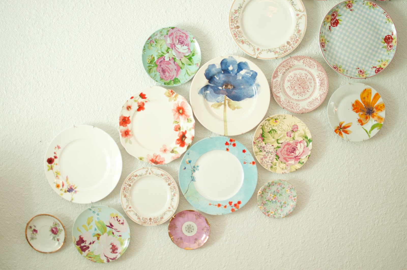 Domestic Fashionista: Decorating with Plates