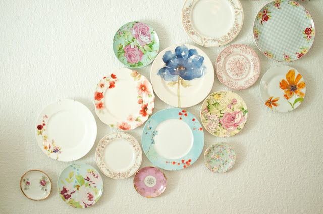 Domestic Fashionista: Decorating with Plates