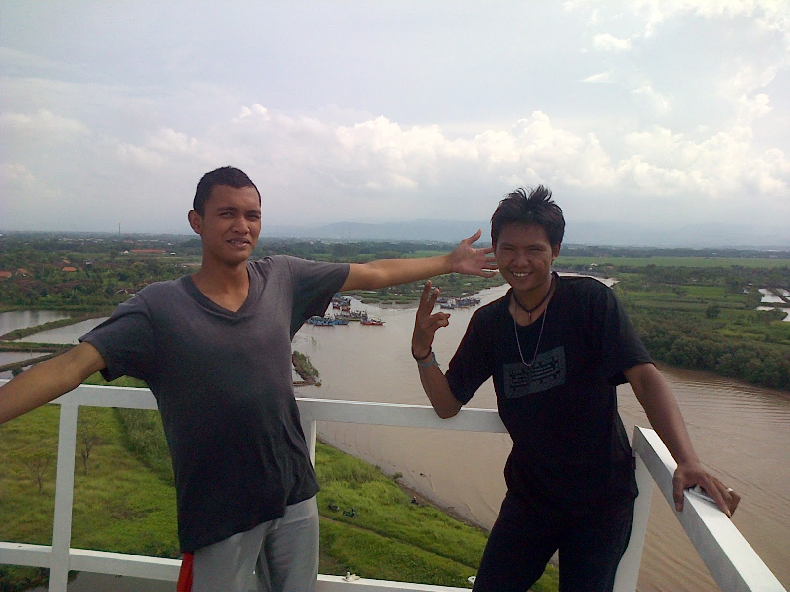 Berlibur dan menikmati pemandangan di pantai Sendang Sekucing, Kec ...