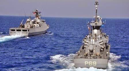 Garuda Militer: Aksi Mail Bag Transfer KRI Frans Kaisiepo-368 di Laut ...