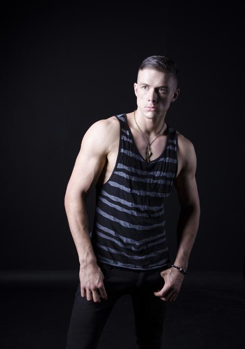 bestmaleunderwear: 보기 좋은 몸매의 훈남모델 AARON GILL