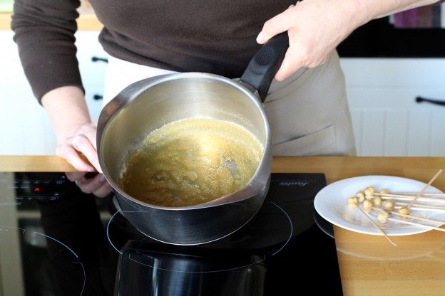 In en om die huis: how to make caramelized hazelnut cake toppers