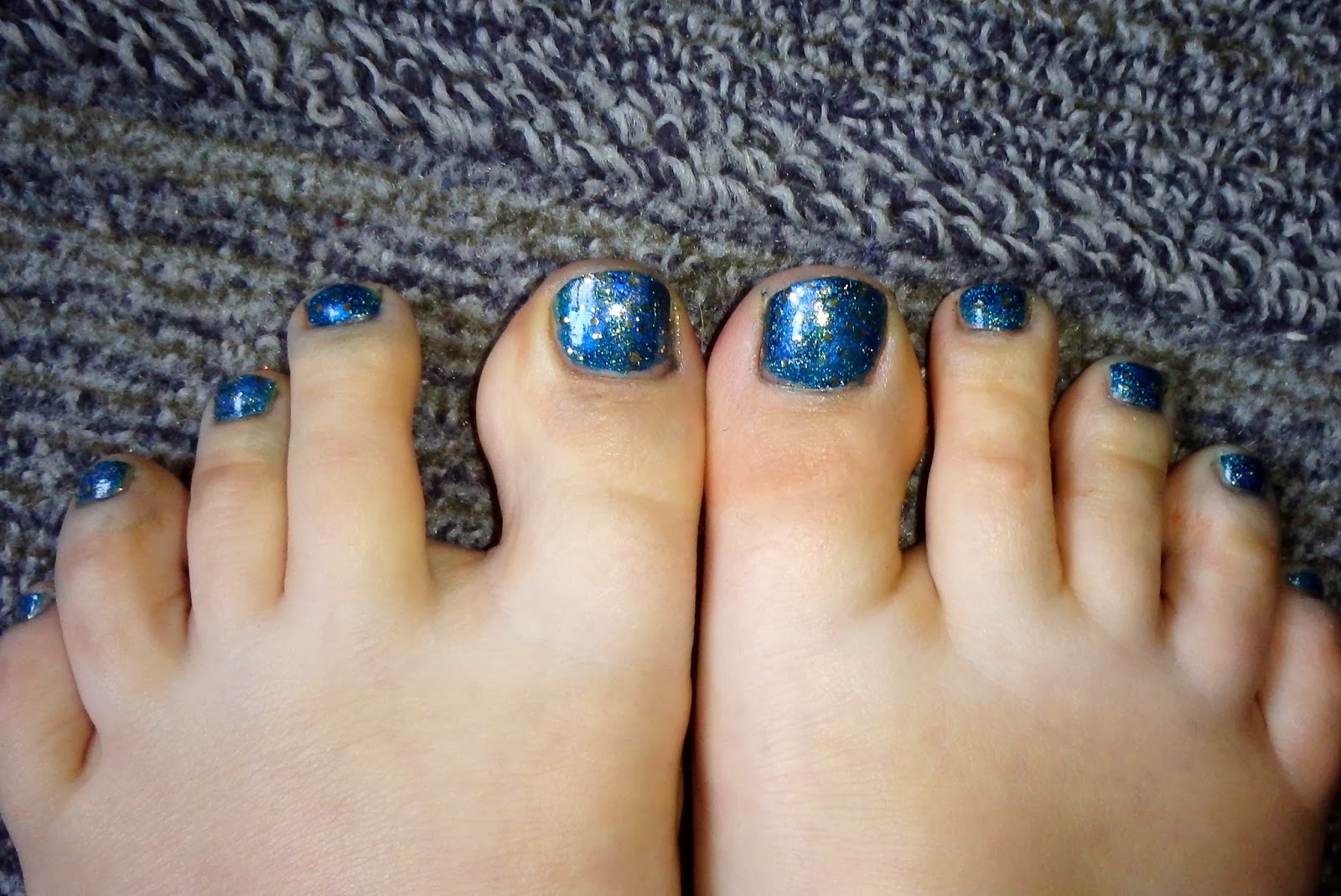 Quixii's Nails: 11/03/13 - Teal and Gold Toes