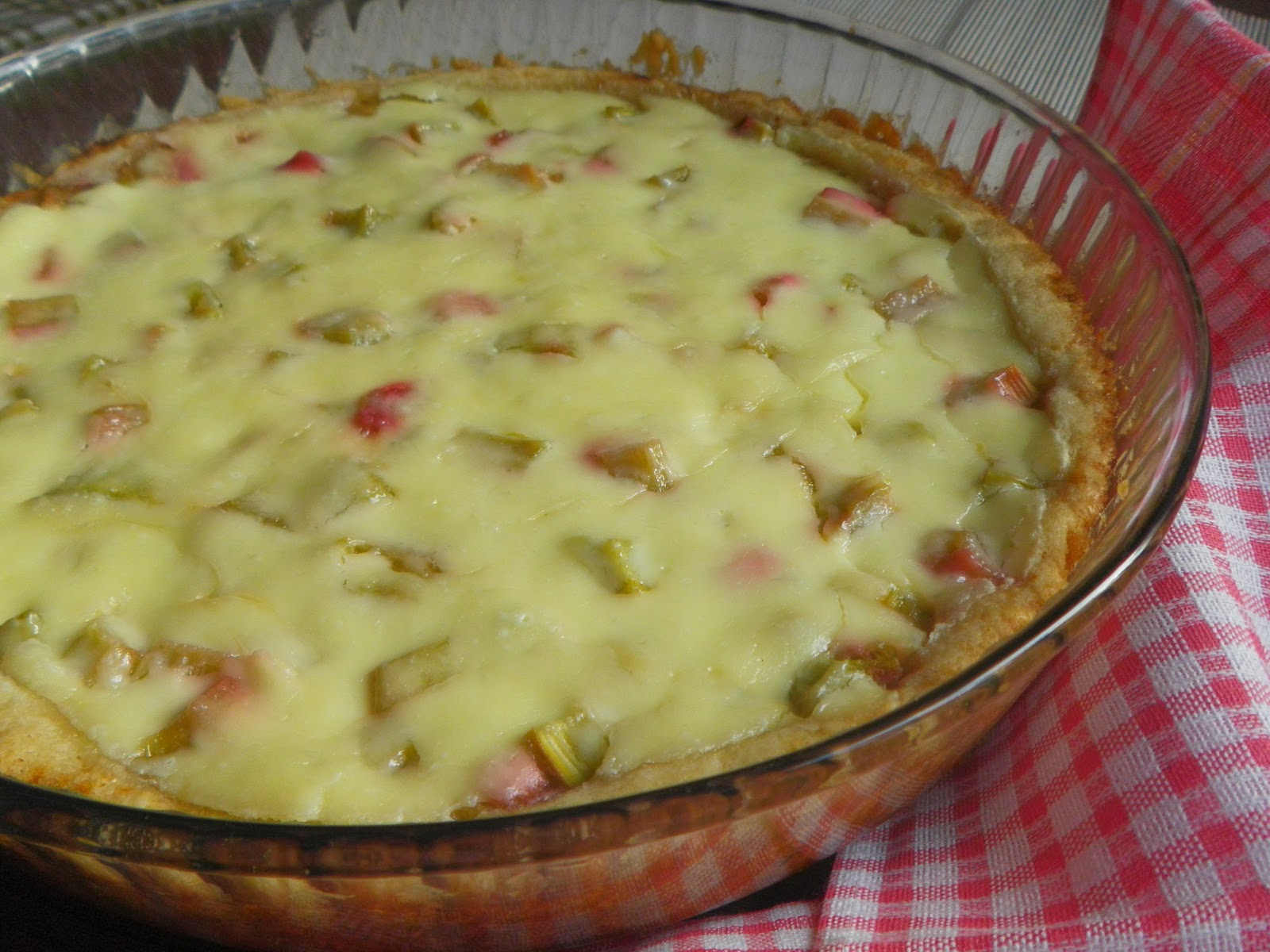 Ekanayaki Radha: Rabarberikook hapukoorega